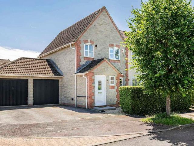4 bedroom end of terrace house for sale