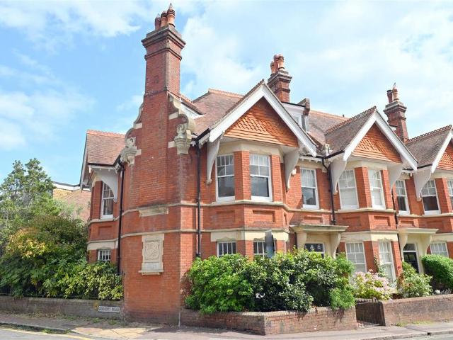 4 bedroom end of terrace house for sale