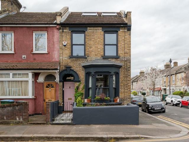 4 bedroom end of terrace house for sale