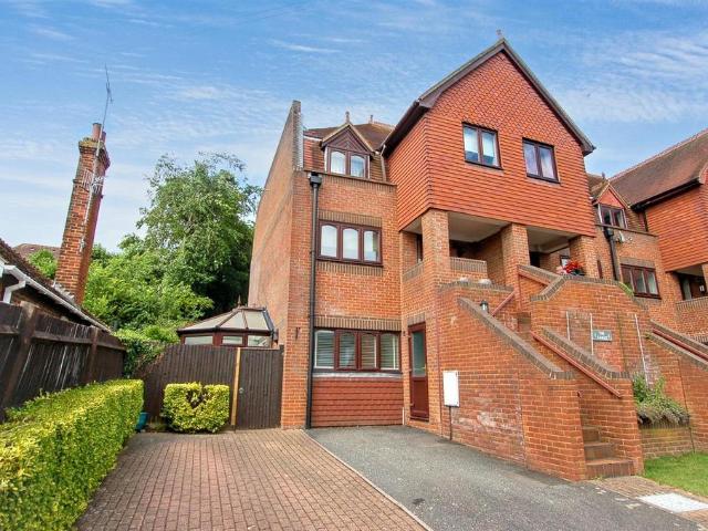 4 bedroom end of terrace house for sale