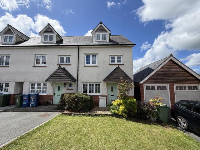 4 bedroom end of terrace house for sale