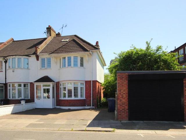 4 bedroom end of terrace house for sale