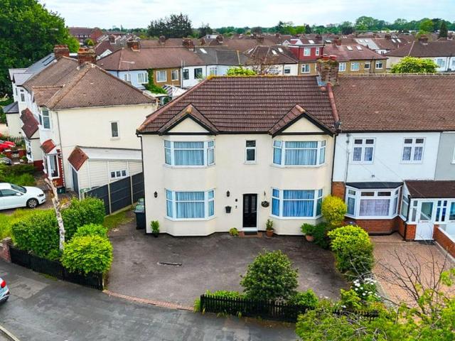 4 bedroom end of terrace house for sale