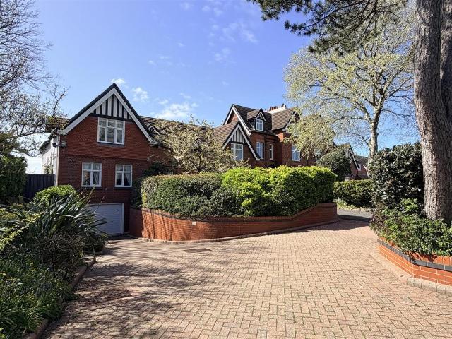 4 bedroom end of terrace house for sale