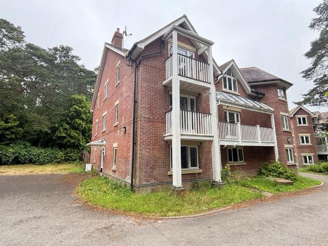 4 bedroom end of terrace house for sale