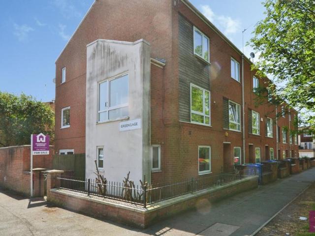 4 bedroom end of terrace house for sale