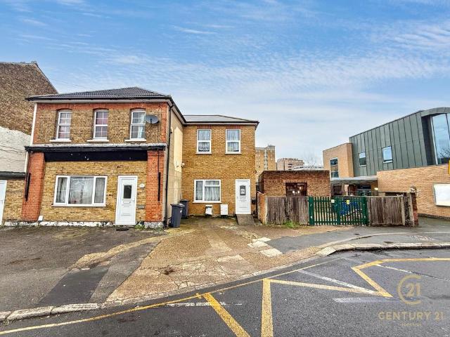 4 bedroom end of terrace house for sale
