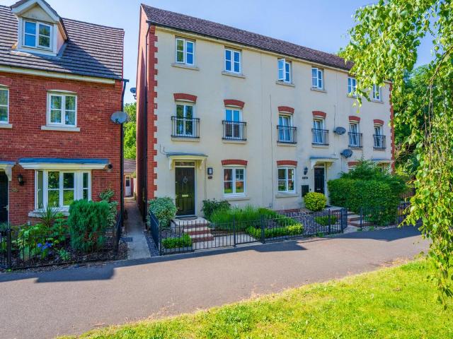 4 bedroom end of terrace house for sale