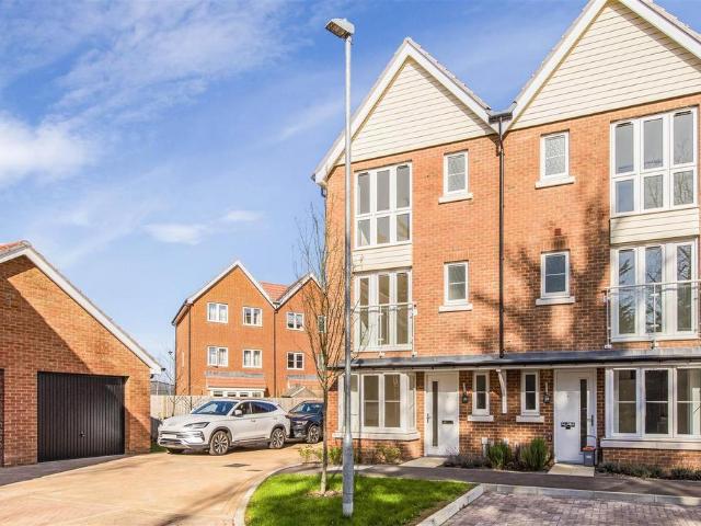 4 bedroom end of terrace house for sale