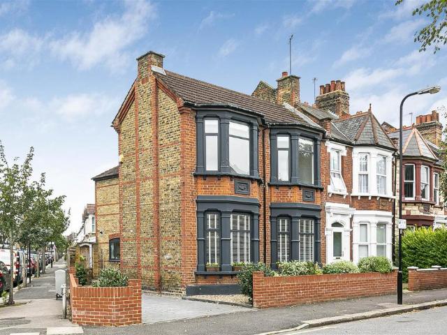 4 bedroom end of terrace house for sale