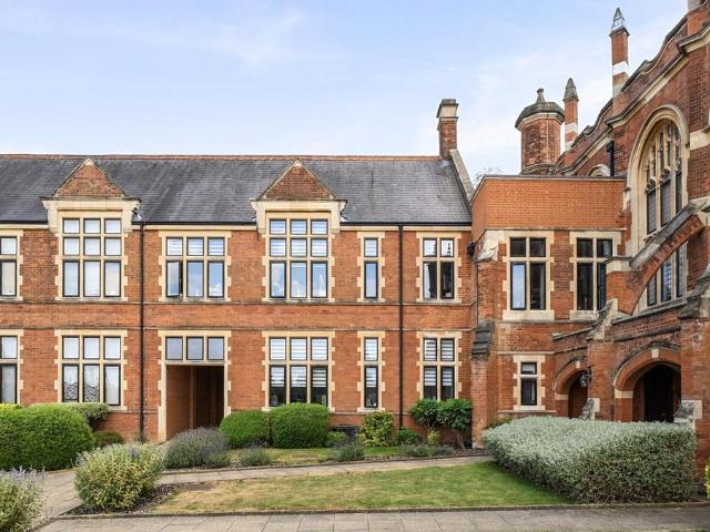 4 bedroom end of terrace house for sale