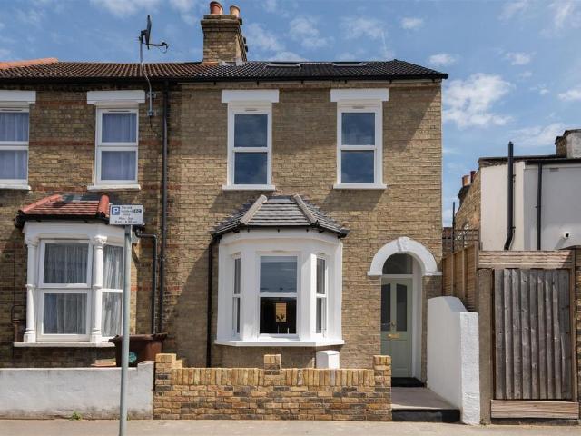 4 bedroom end of terrace house for sale