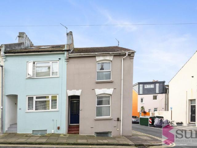 4 bedroom end of terrace house for sale