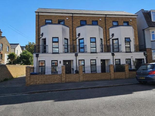4 bedroom end of terrace house for sale