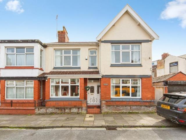4 bedroom end of terrace house for sale