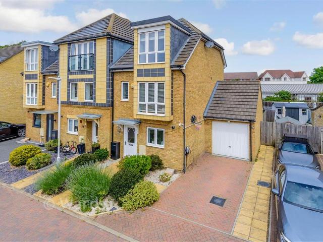 4 bedroom end of terrace house for sale