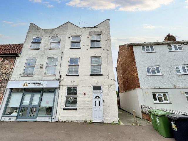 4 bedroom end of terrace house for sale