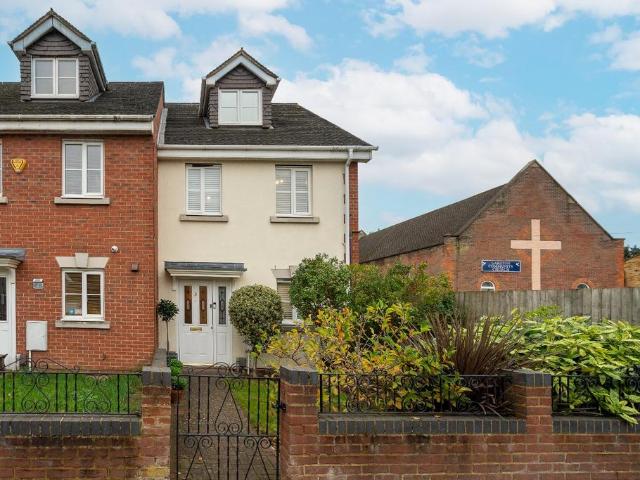 4 bedroom end of terrace house for sale