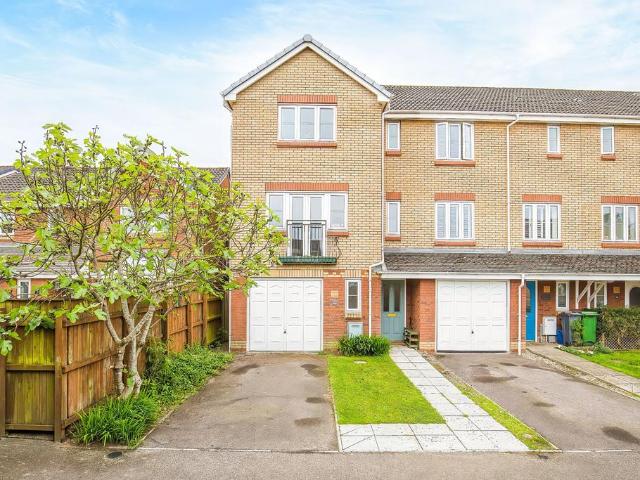 4 bedroom end of terrace house for sale