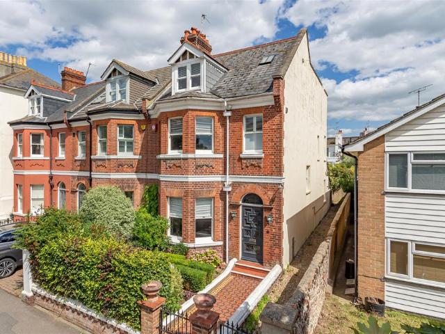 4 bedroom end of terrace house for sale