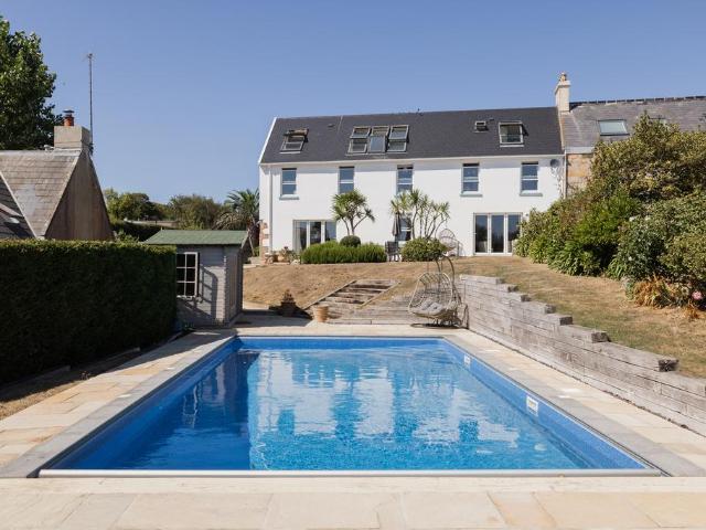 4 bedroom end of terrace house for sale