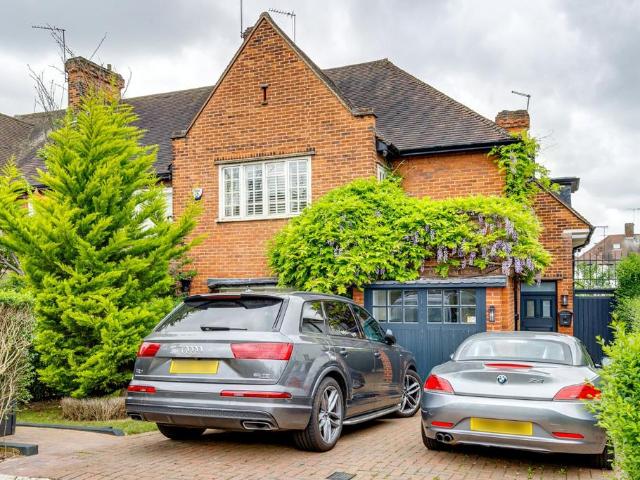 4 bedroom end of terrace house for sale