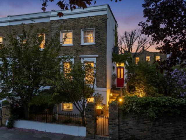 4 bedroom end of terrace house for sale
