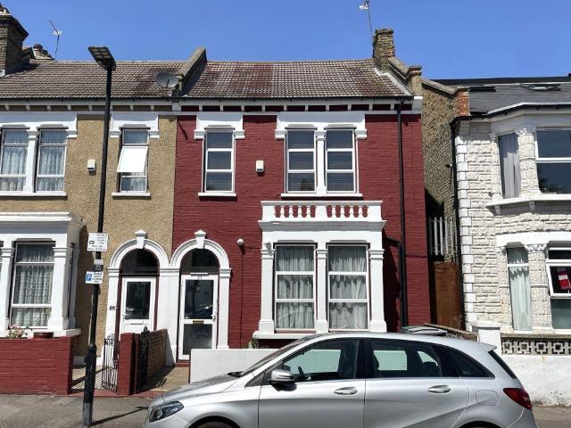 4 bedroom end of terrace house for sale