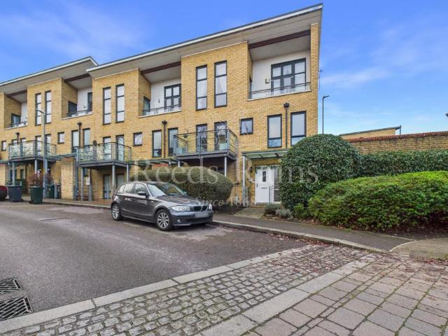 4 bedroom end of terrace house for sale