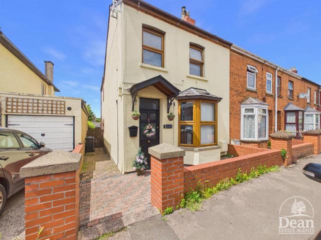 4 bedroom end of terrace house for sale