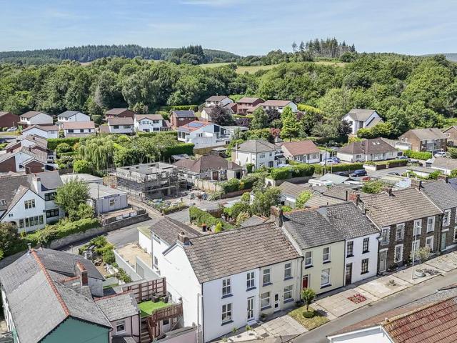 4 bedroom end of terrace house for sale