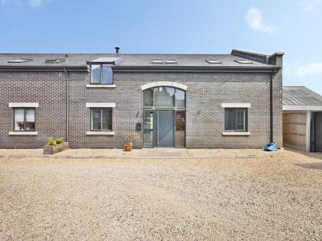 4 bedroom end of terrace house for sale