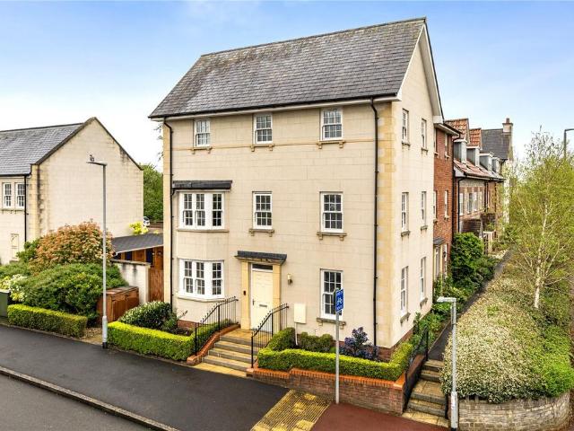 4 bedroom end of terrace house for sale