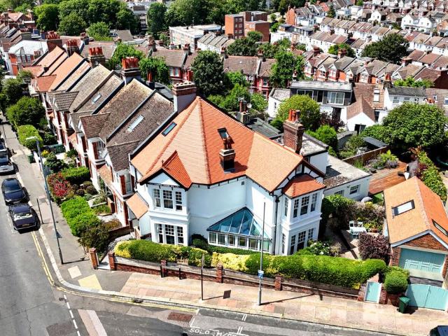 4 bedroom end of terrace house for sale