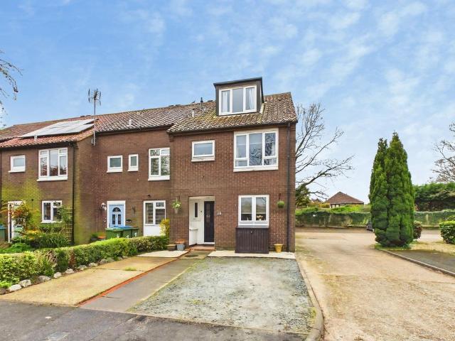4 bedroom end of terrace house for sale