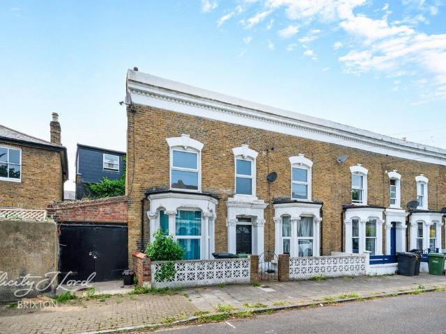 4 bedroom end of terrace house for sale