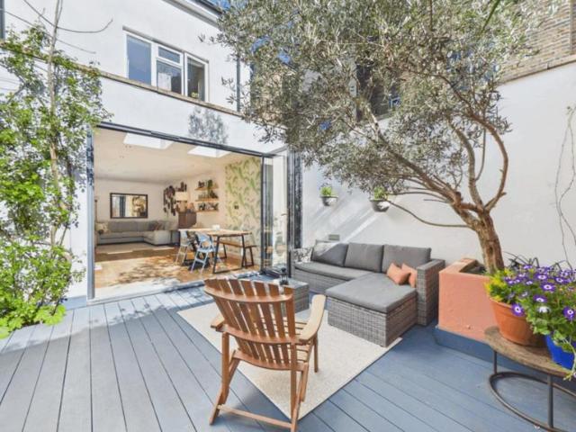 4 bedroom end of terrace house for sale