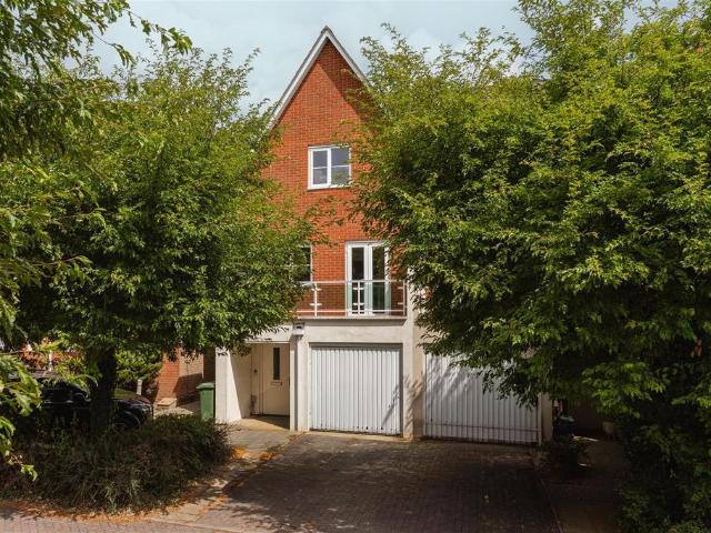 4 bedroom end of terrace house for sale