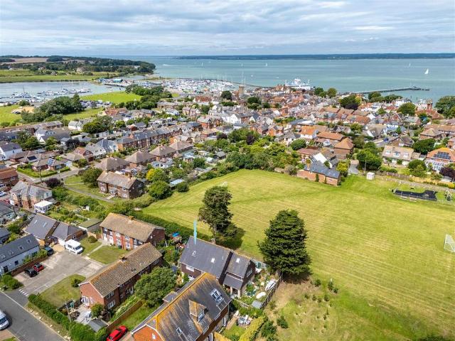 4 bedroom end of terrace house for sale