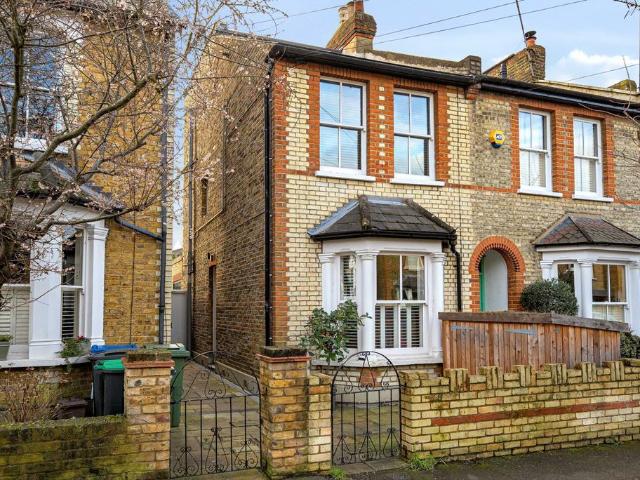 4 bedroom end of terrace house for sale