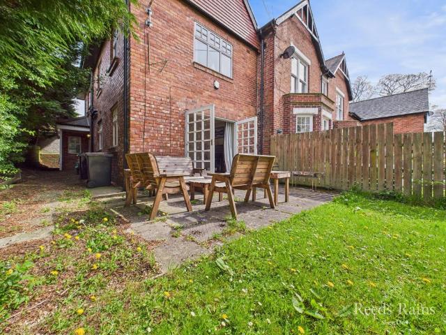 4 bedroom end of terrace house for sale
