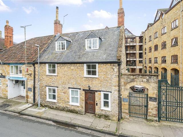 4 bedroom end of terrace house for sale