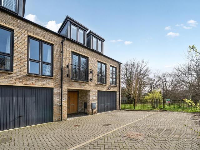 4 bedroom end of terrace house for sale