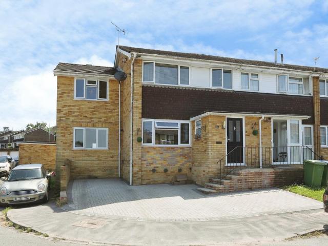 4 bedroom end of terrace house for sale