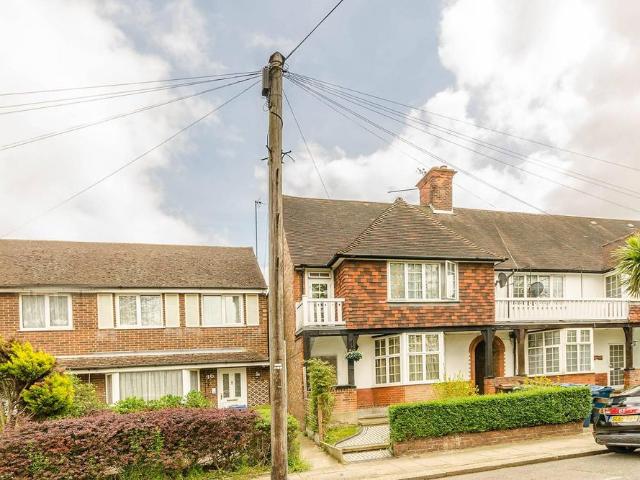 4 bedroom end of terrace house for sale