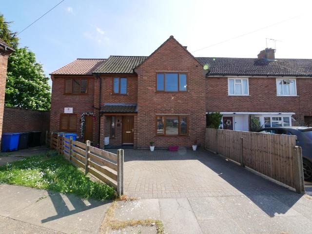 4 bedroom end of terrace house for sale