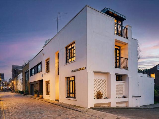 4 bedroom end of terrace house for sale