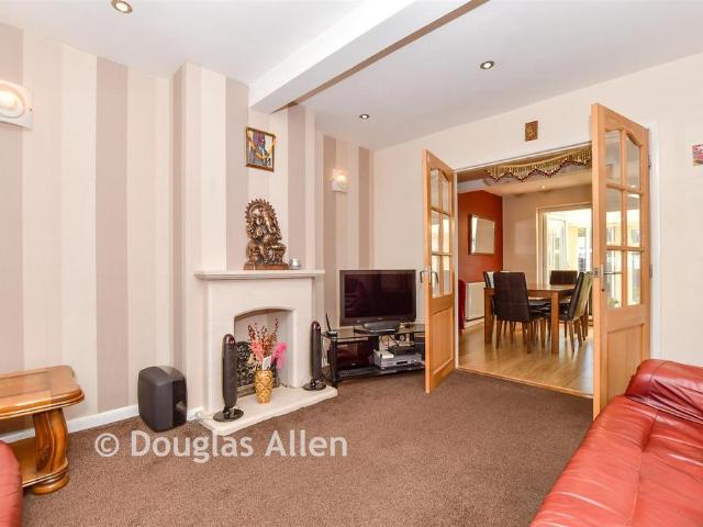 4 bedroom end of terrace house for sale