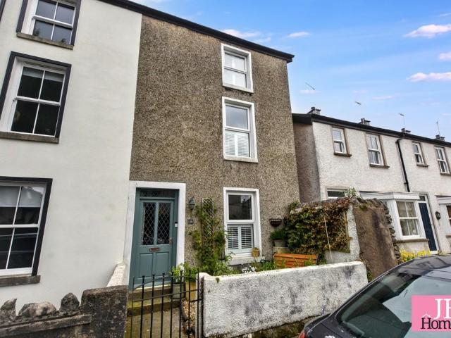 4 bedroom end of terrace house for sale