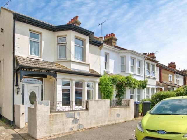 4 bedroom end of terrace house for sale